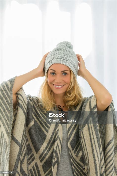 새로운 Wolly 모자 가정에서 노력 하는 아름 다운 여자 겨울에 대한 스톡 사진 및 기타 이미지 겨울 명랑한 모자 모자류 Istock