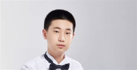 林永健老婆晒儿子，12岁大竣穿西装温文尔雅，气质出众如贵公子 腾讯新闻