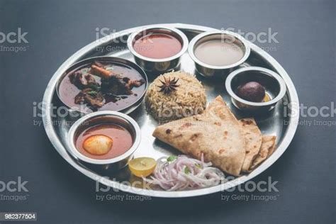 Motton Thali 또는 Gosht 양고기 플래터는 인도 아시아 비 Veg 점심 식사 저녁 식사 메뉴 구성 고기 달걀 카레