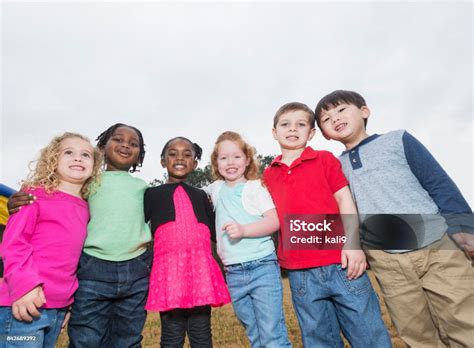 어린 아이 행에서 서의 다 인종 그룹 2 3 살에 대한 스톡 사진 및 기타 이미지 2 3 살 4 5세 공동체 Istock
