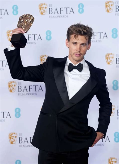 光头男，《沙丘2》最带劲的反派！逼哥哥亲他脚，却为美女跪下了百科ta说