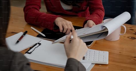 사람들의 그룹 분석 비즈니스 회계 작업 개인 소득세 신고 회계 개념 토론 회의 개념입니다 사진 Unsplash의 평가 이미지