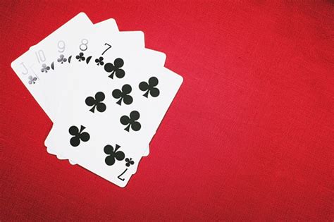 스택된 포커 칩의 이미지와 스트레이트 플러시 카드 핸드를 닫습니다 가능성에 대한 스톡 사진 및 기타 이미지 가능성 곧은