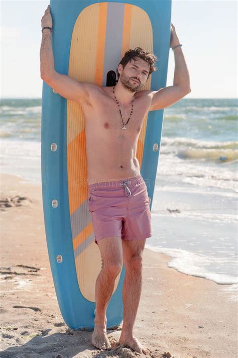 年轻冲浪男子在冲浪板附近露天裸胸 库存照片 图片 包括有 户外 节假日 活动家 室外 愉快 肌肉 255662282
