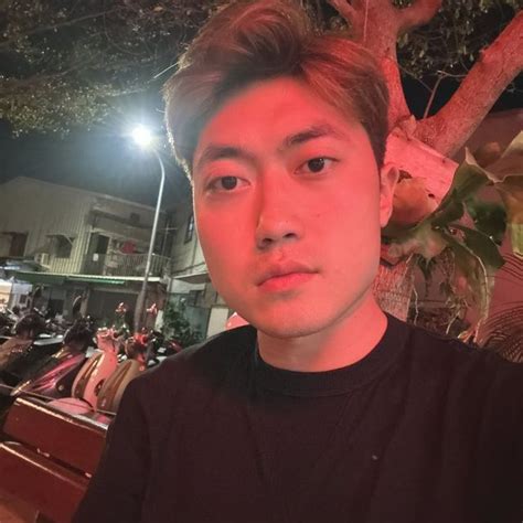 文長 前陣子發現手機螢幕觸感怪怪的 以為是手機殼沒裝好 左邊凸凸的 一個禮拜 兩個禮拜 等到發現時已經是螢幕明顯離開機身 直接變曲面螢幕