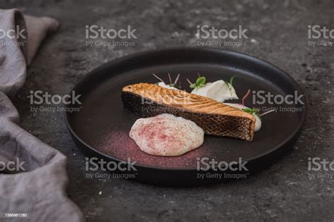 검은 둥근 접시에 소스 으깬 감자 마이크로그린을 곁들인 구운 연어 조각 0명에 대한 스톡 사진 및 기타 이미지 0명 건강한