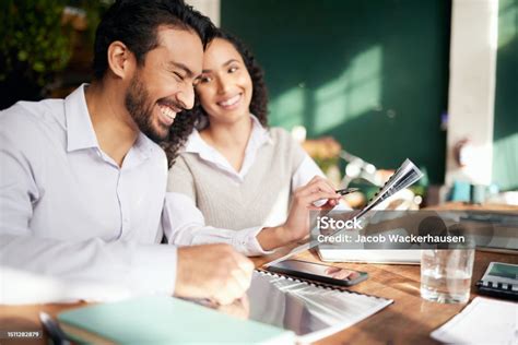 사무실에 있는 비즈니스 팀과의 협업 문서 및 전략 보고서 작성을 함께 합니다 제안서에 대해 직장에서 남성과 여성 동료 또는