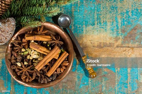 제빵 및 Mulled 와인에 대 한 사용 겨울 및 크리스마스 일 향신료의 컬렉션 갈색에 대한 스톡 사진 및 기타 이미지 갈색