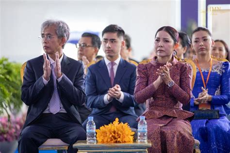ពាណិជ្ជករឆ្នើមចាស់វស្សាមួយគូរ ត្រូវបានព្រះមហាក្សត្រ ផ្តល់គោរមងារ