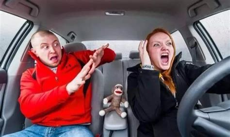 剛拿駕照怕被追尾，女司機在車後貼了這張字條，車輛行人趕緊讓行 每日頭條