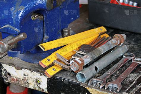 车间现场。桌子上的工具