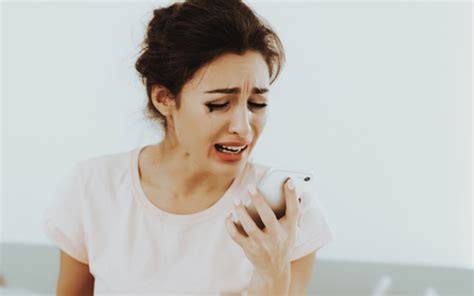 Hungover Wreck Constantly Refreshes Food Delivery App To Follow Cyclist