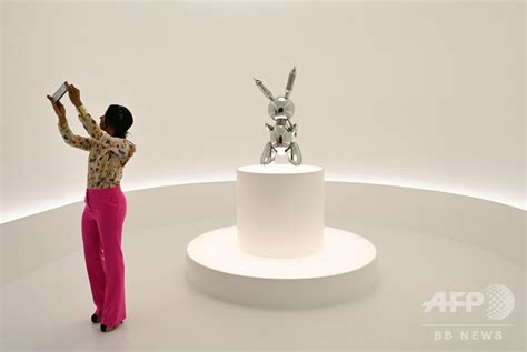 J・クーンズ氏の彫刻「ラビット」 100億円で落札、存命芸術家では史上最高額 写真6枚 国際ニュース：afpbb News