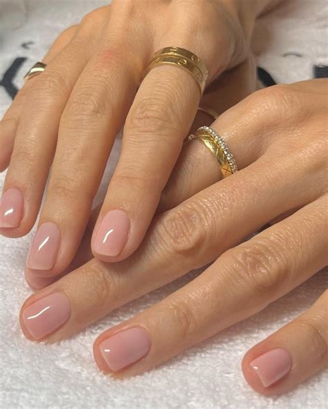 É o fim da nail art Confira dicas de naked nails para conquistar o visual minimalista nas unhas