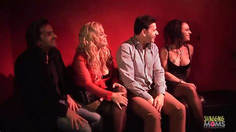 Een Saai Optreden Triggert De Milfs Tot Groepseks Met Veel Anaal En Seksspeeltje Xhamster