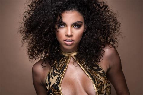 Красивая девушка с кудрявыми волосами · бесплатная фотография от Skywolfx картинки и обои на