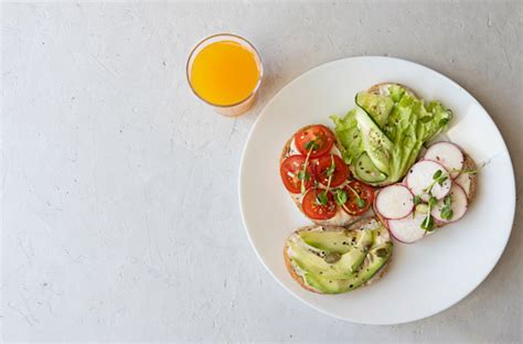빵과 맛있는 재료로 샌드위치 마이크로 그린과 야채 첨가제를 곁들인 타파스 0명에 대한 스톡 사진 및 기타 이미지 0명