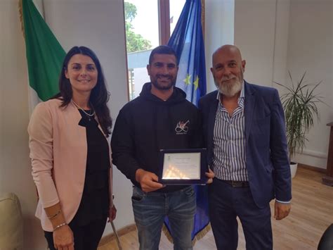 Civitavecchia Il Sub Di Relitti Simone Pierucci Premiato Dal Sindaco