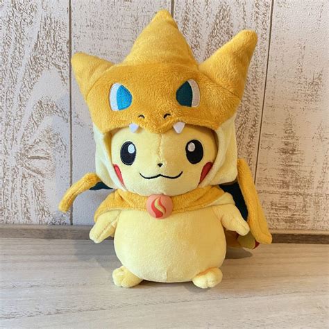 メガトウキョーのピカチュウぬいぐるみメガリザードンyのポンチョをつけたピカチュウ By メルカリ