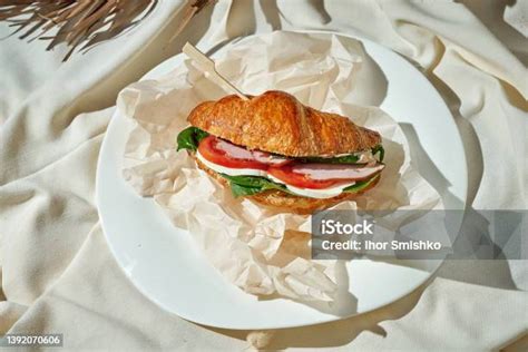 햄 시금치 토마토가 들어간 크로와상 샌드위치 하드 라이트 하얀 식탁보 0명에 대한 스톡 사진 및 기타 이미지 0명 건강한 생활방식 고기 Istock