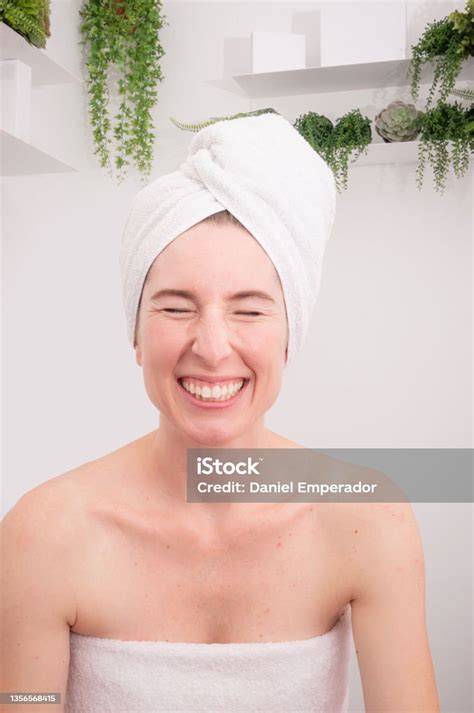 스파에서 웃고 행복한 여자의 초상화 수건으로 옷을 입고 치료할 준비가 되어 있습니다 건강 및 뷰티 컨셉 30 39세에 대한 스톡