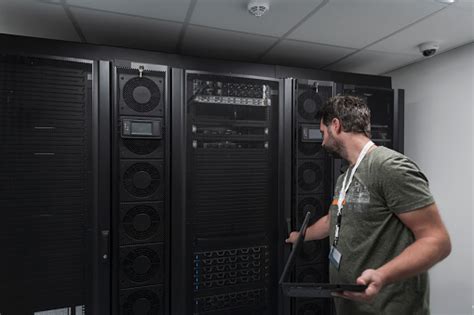 남성 시스템 관리자와 함께 하는 슈퍼컴퓨터 서버실 전문 시설의 데이터 센터 엔지니어 우징 키보드 개념에 대한 스톡 사진 및 기타 이미지 Istock