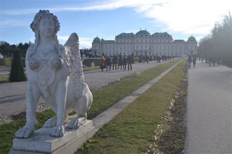 Виена преди Коледа студен полъх с аромат на горещ плодов пунш