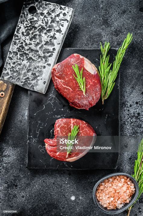 돌 보드에 생 스테이크 텐더로인 필레 검은 색 배경 위쪽 보기 0명에 대한 스톡 사진 및 기타 이미지 0명 검은색 고기 Istock