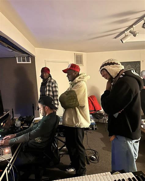 Derek Grava Música Com Unotheactivist Nos Eua Rapper Também Prepara Lançamentos Com Vários