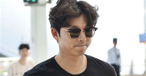 사진 공유시선 한몸에 받으며 출국