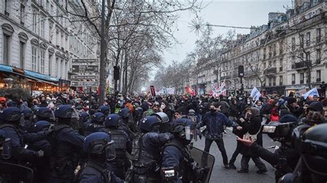 Более миллиона человек во Франции вышли на протесты против пенсионной