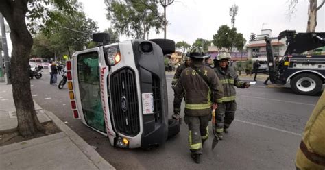 Fotos Vuelca Ambulancia Del Crum Con Todo Y Paciente En La Ctm