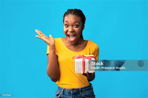 파란 배경에 포즈를 취하는 포장 된 상자를 들고 행복한 여자 쥠에 대한 스톡 사진 및 기타 이미지 쥠 상자 선물 상자 Istock