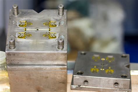 산업용 제조 공정에서 대량 생산을 위한 플라스틱 사출 금형의 캐비티 게이트 시스템 닫기 기계 가공에 대한 스톡 사진 및 기타 이미지 기계 가공 플라스틱 제조 Istock