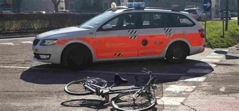 Cade A Terra Dopo Lurto Con Unauto Grave Ciclista Di Anni Gazzetta Di Modena