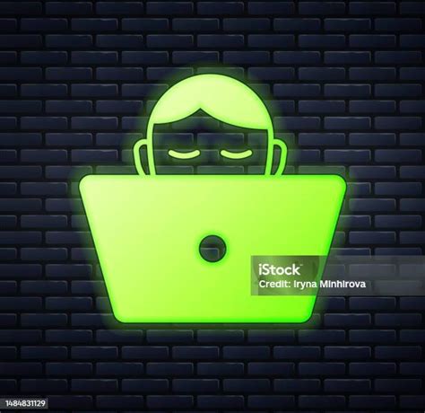 벽돌 벽 배경에 고립 된 빛나는 네온 프리랜서 아이콘 프리랜서 남자는 자신의 집에서 노트북에서 작업 온라인 작업 먼 직업 개념 벡터 가공의 인물에 대한 스톡 벡터 아트 및