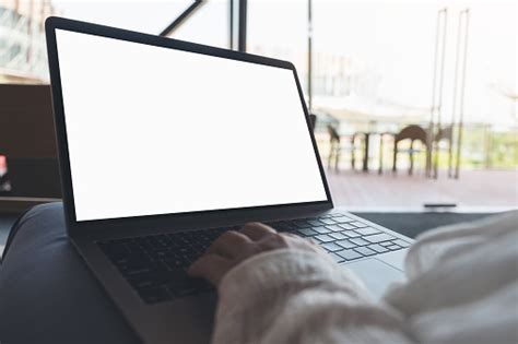 여자의 손을 사용 하 여 및 빈 흰색 바탕 화면 노트북 카페에 앉아있는 동안 입력 이랑 이미지 공란에 대한 스톡 사진 및 기타