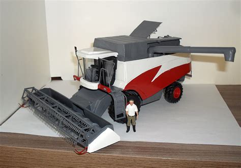 Масштабная модель комбайна Акрос-530 Ростсельмаш