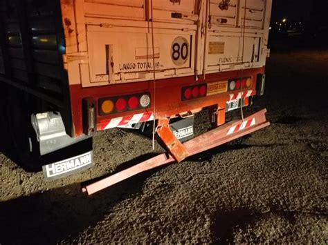 Un Auto Chocó Contra La Parte Trasera De Un Camión Frente A Cano