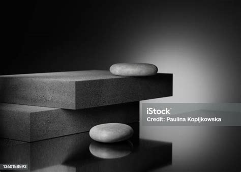 3d 연단 돌 디스플레이 세트 공백 검은색 배경을 복사합니다 화장품 또는 미용 제품 프로모션 모형 고급 돌 단계 콘크리트 받침대 회색 트렌디 한 미니멀 리스트 배너 3d