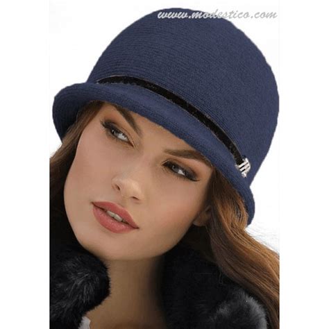 Стилна синя шапка с периферия