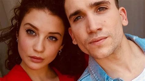 Protagonistas De Las Series Élite Y La Casa De Papel A Los Besos