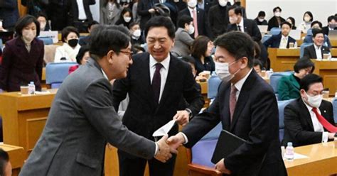 與 투톱 빠진 의원 71명 친윤 모임 지도부 Vs 윤핵관 신경전도
