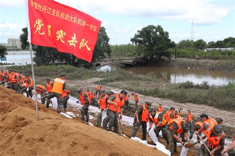 解放军和武警部队官兵继续全力迎战洪峰 中华人民共和国国防部