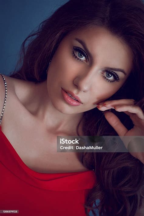 길고 물결 모양의 머리와 B를 가진 젊은 여성의 스튜디오 초상화 곱슬 머리에 대한 스톡 사진 및 기타 이미지 곱슬 머리 관능 금발 머리 Istock