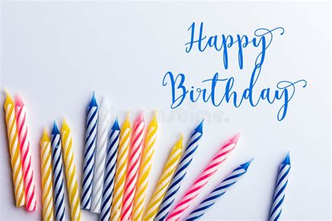 Tarjeta De Felicitaci N Del Cumplea Os Con Las Velas Muy Coloridas Rojas Amarillas Blancas Y