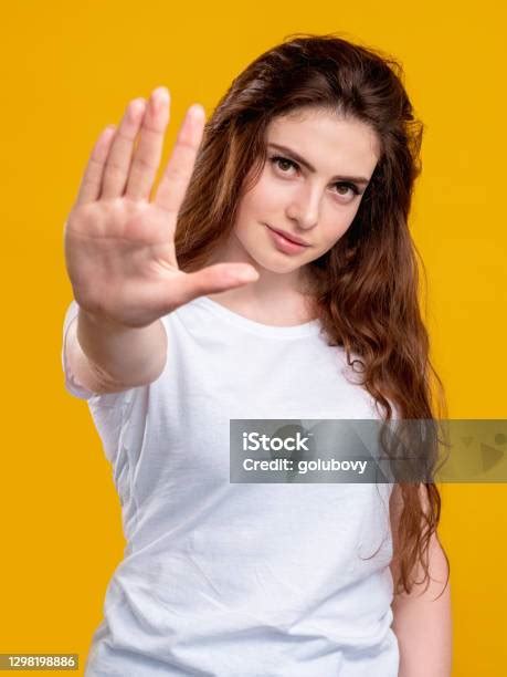 중지 제스처 여성 항의 여성 운동가 거부 여자에 대한 스톡 사진 및 기타 이미지 여자 한 명의 여자만 그만해 손짓 Istock