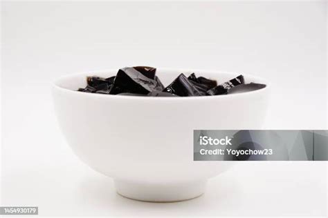 ขนมเยลลี่หญ้าสมุนไพรหวาน ภาพสต็อก ดาวน์โหลดรูปภาพตอนนี้ ขนมหวานเจลาติน หญ้า ชาม เครื่อง