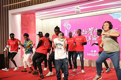 台南星級酒店辦公益圍爐 15社福團體齊聚同樂 場面溫馨 中廣新聞網 Line Today