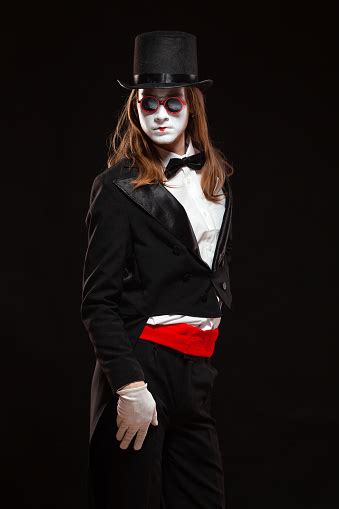 검은 배경에 고립 된 남성 마임 예술가의 초상화 남자는 뱃속에 손을 잡고 똑바로 서 있다 Capital Region에 대한 스톡